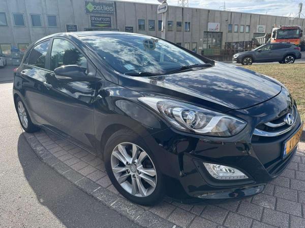 Melns Hyundai i30 2014 Marijampole, ar dzinēja tilpumu 1.58 L un nobraukumu 200 tūkst. km par 3250 €, foto 3 vietnē AUTOMOTO.COM.LV