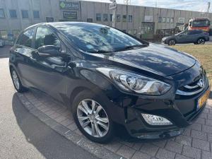 Melns Hyundai i30 2014 Marijampole, ar dzinēja tilpumu 1.58 L un nobraukumu 200 tūkst. km par 3250 €, foto 3 vietnē AUTOMOTO.COM.LV