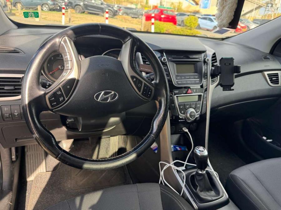 Melns Hyundai i30 2014 Marijampole, ar dzinēja tilpumu 1.58 L un nobraukumu 200 tūkst. km par 3250 €, foto 4 vietnē AUTOMOTO.COM.LV