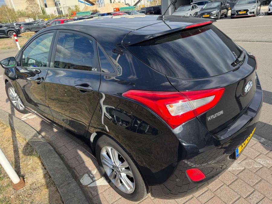 Melns Hyundai i30 2014 Marijampole, ar dzinēja tilpumu 1.58 L un nobraukumu 200 tūkst. km par 3250 €, foto 9 vietnē AUTOMOTO.COM.LV