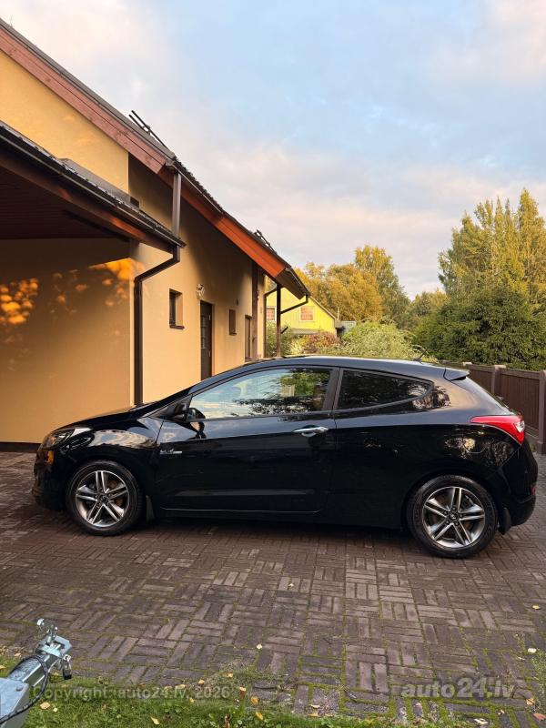 Hyundai i30 2014 Tallina vietnē Melns Hyundai i30 2014 Tallina, ar dzinēja tilpumu 1.60 L un nobraukumu 150 tūkst. km par 5500 €, foto 8 vietnē AUTOMOTO.COM.LV