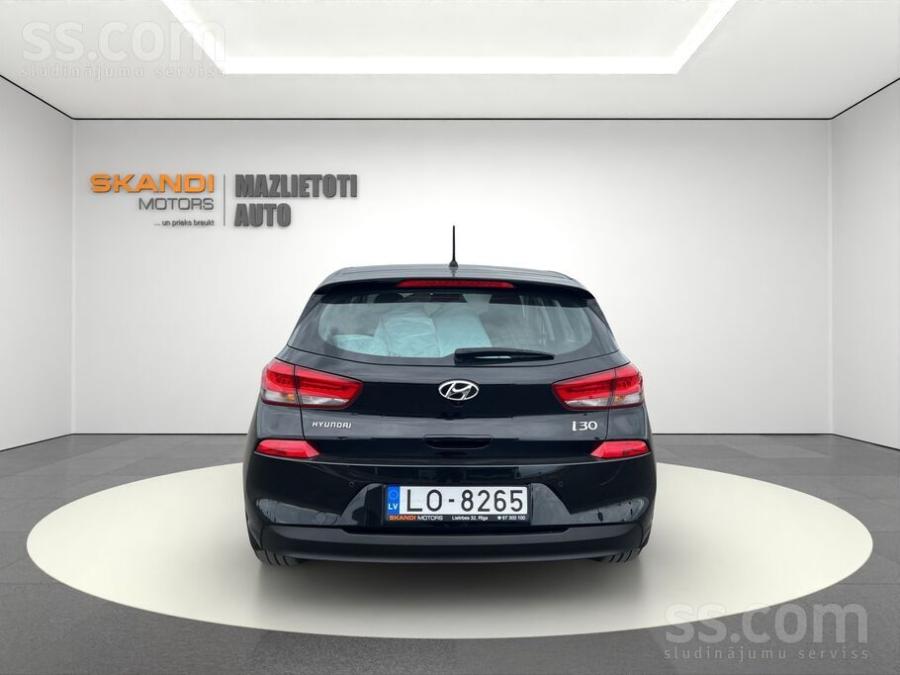 Black Hyundai i30 2018 in Riga, with an engine capacity of 1.00 L and mileage of 93 thousand km for 7990 €, photo 6 on AUTOMOTO.COM.LV