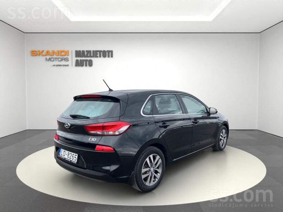 Black Hyundai i30 2018 in Riga, with an engine capacity of 1.00 L and mileage of 93 thousand km for 7990 €, photo 7 on AUTOMOTO.COM.LV