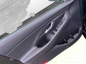 Black Hyundai i30 2018 in Riga, with an engine capacity of 1.00 L and mileage of 93 thousand km for 7990 €, photo 13 on AUTOMOTO.COM.LV
