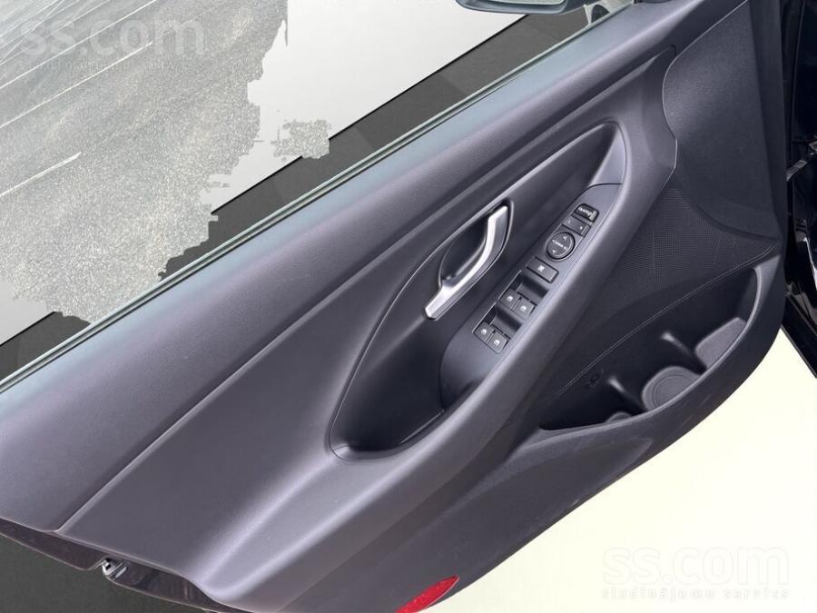 Black Hyundai i30 2018 in Riga, with an engine capacity of 1.00 L and mileage of 93 thousand km for 7990 €, photo 13 on AUTOMOTO.COM.LV