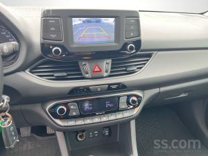 Black Hyundai i30 2018 in Riga, with an engine capacity of 1.00 L and mileage of 93 thousand km for 7990 €, photo 14 on AUTOMOTO.COM.LV