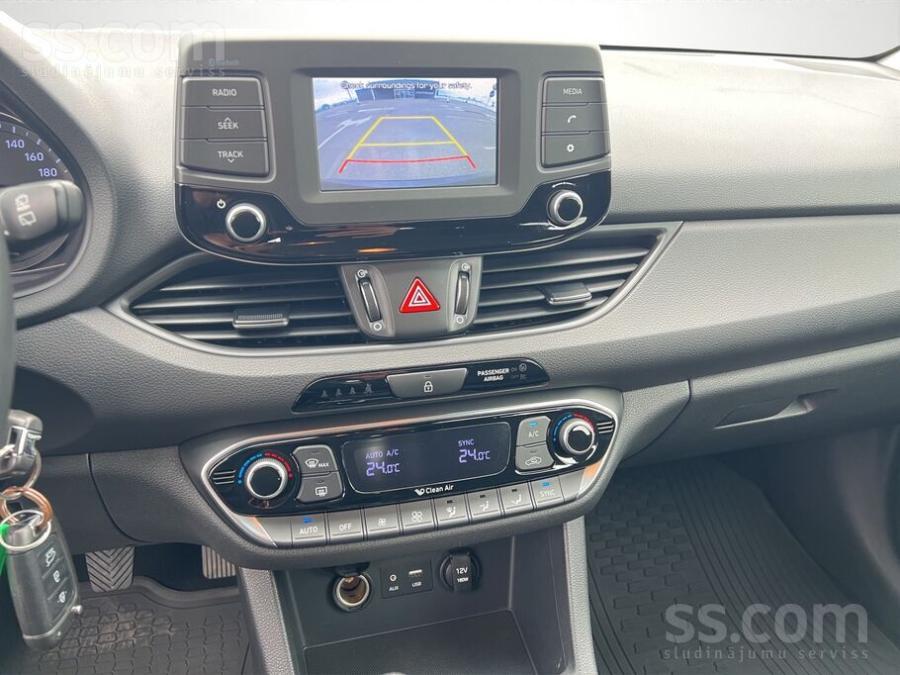 Black Hyundai i30 2018 in Riga, with an engine capacity of 1.00 L and mileage of 93 thousand km for 7990 €, photo 14 on AUTOMOTO.COM.LV