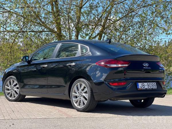 Black Hyundai i30 2018 in Riga, with an engine capacity of 1.40 L and mileage of 56 thousand km for 12900 €, photo 1 on AUTOMOTO.COM.LV