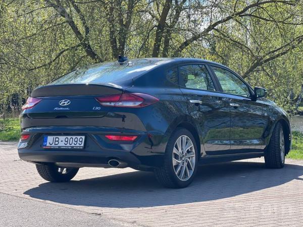 Black Hyundai i30 2018 in Riga, with an engine capacity of 1.40 L and mileage of 56 thousand km for 12900 €, photo 4 on AUTOMOTO.COM.LV
