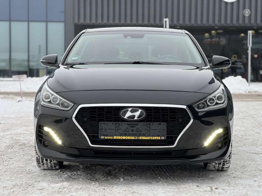 Black Hyundai i30 2019 in Siauliai, with an engine capacity of 1.58 L and mileage of 202 thousand km for 9900 €, photo 4 on AUTOMOTO.COM.LV