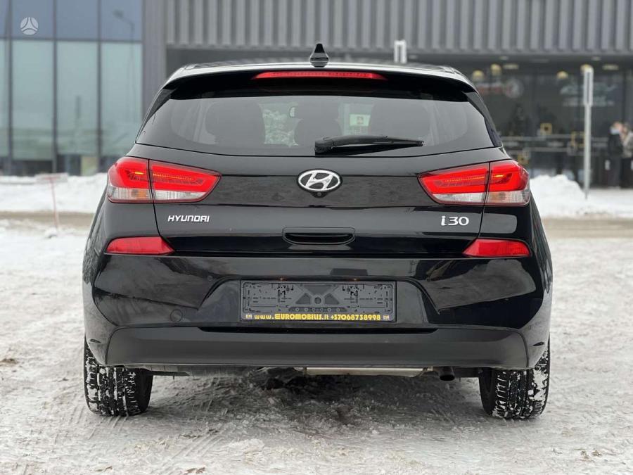Black Hyundai i30 2019 in Siauliai, with an engine capacity of 1.58 L and mileage of 202 thousand km for 9900 €, photo 7 on AUTOMOTO.COM.LV