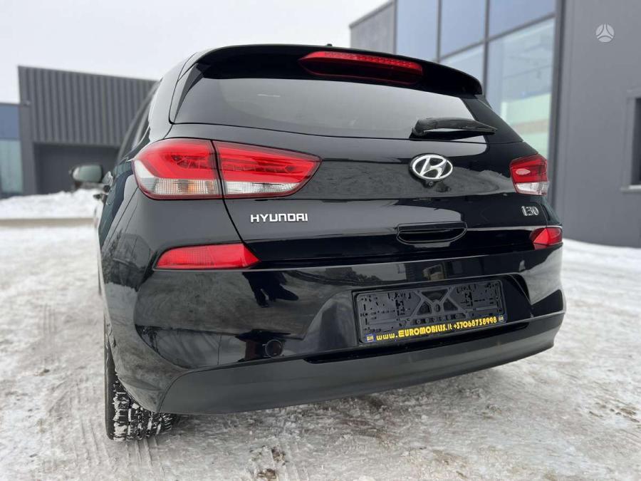 Black Hyundai i30 2019 in Siauliai, with an engine capacity of 1.58 L and mileage of 202 thousand km for 9900 €, photo 10 on AUTOMOTO.COM.LV