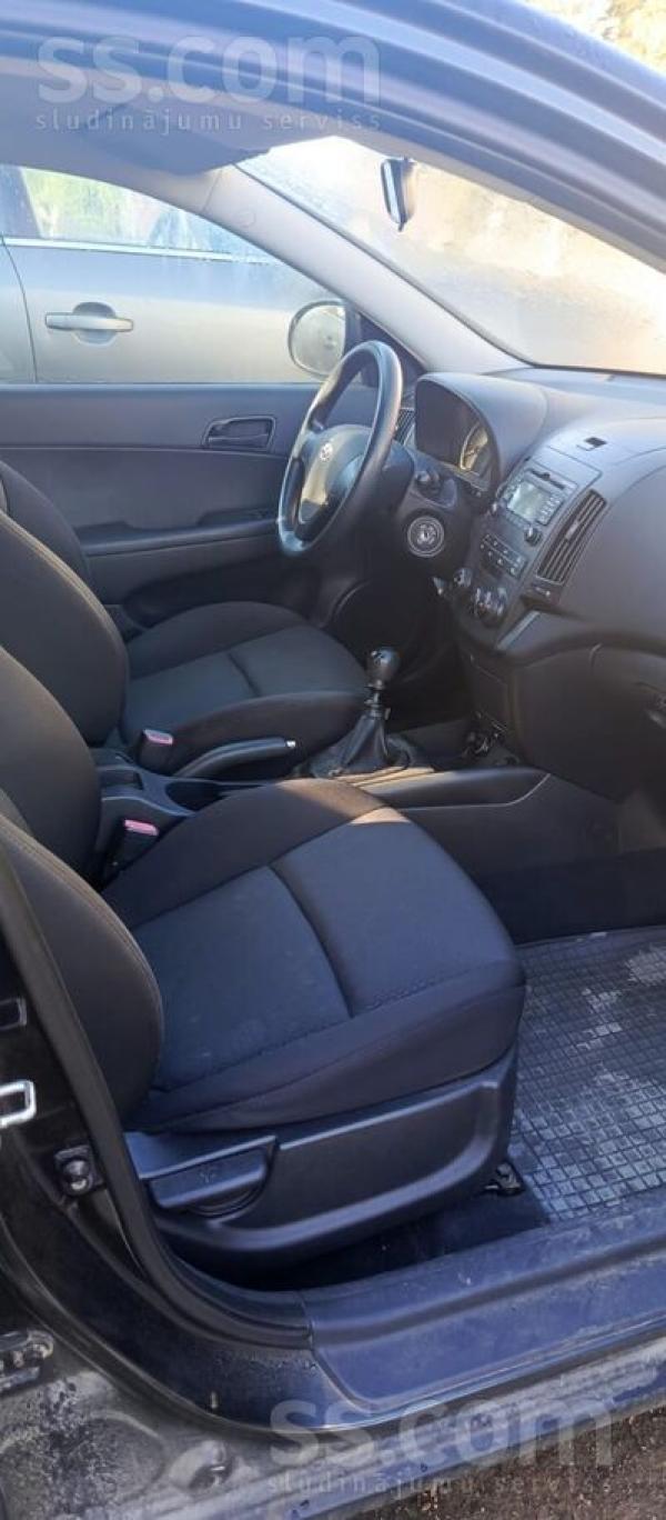 Hyundai i30 2008 Jelgava vietnÄ Melns Hyundai i30 2008 Jelgava, ar dzinÄja tilpumu 1.40 L un nobraukumu 119 tÅ«kst. km par 1400 ā¬, foto 4 vietnÄ AUTOMOTO.COM.LV