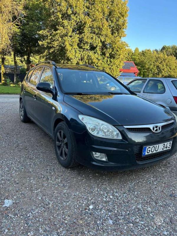 Black Hyundai i30 2008 in Kaunas, with an engine capacity of 1.58 L and mileage of 305 thousand km for 950 €, photo 3 on AUTOMOTO.COM.LV