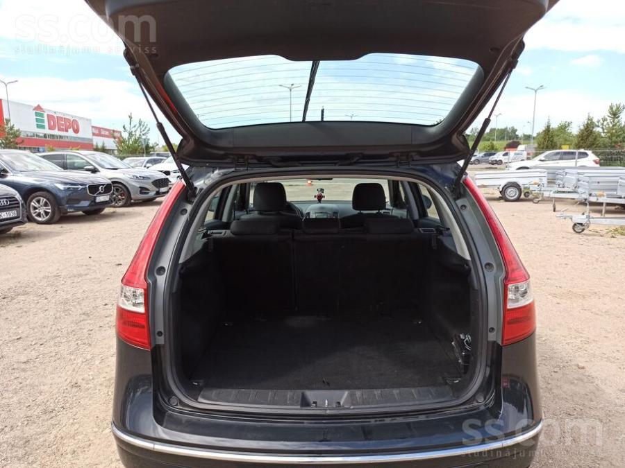 Black Hyundai i30 2010 in Daugavpils, with an engine capacity of 1.60 L and mileage of 0 thousand km for 2900 €, photo 13 on AUTOMOTO.COM.LV