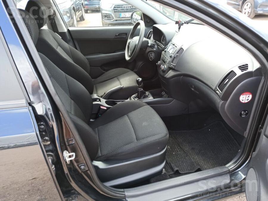Black Hyundai i30 2010 in Daugavpils, with an engine capacity of 1.60 L and mileage of 0 thousand km for 2900 €, photo 16 on AUTOMOTO.COM.LV