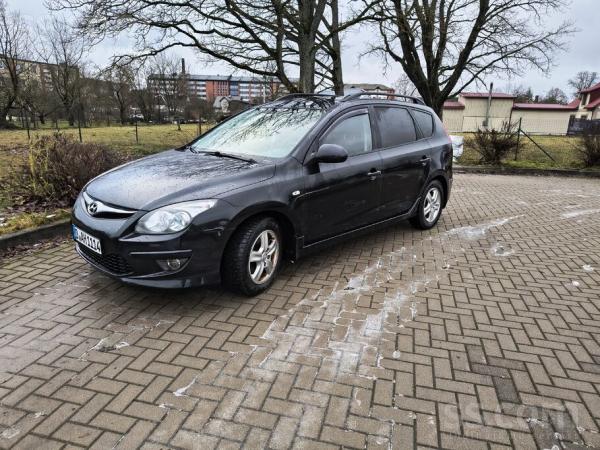 Black Hyundai i30 2011 in Valmiera, with an engine capacity of 1.40 L and mileage of 151 thousand km for 3100 €, photo 1 on AUTOMOTO.COM.LV
