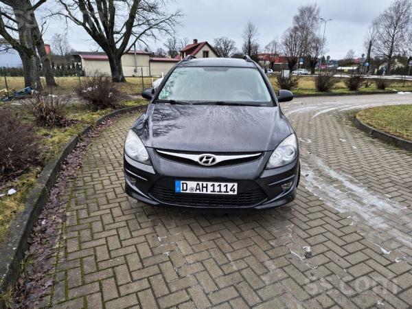 Black Hyundai i30 2011 in Valmiera, with an engine capacity of 1.40 L and mileage of 151 thousand km for 3100 €, photo 2 on AUTOMOTO.COM.LV