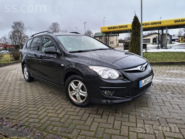 Black Hyundai i30 2011 in Valmiera, with an engine capacity of 1.40 L and mileage of 151 thousand km for 3100 €, photo 8 on AUTOMOTO.COM.LV