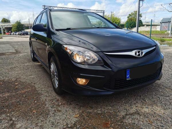 Black Hyundai i30 2011 in Siauliai, with an engine capacity of 1.60 L and mileage of 268 thousand km for 4500 €, photo 4 on AUTOMOTO.COM.LV