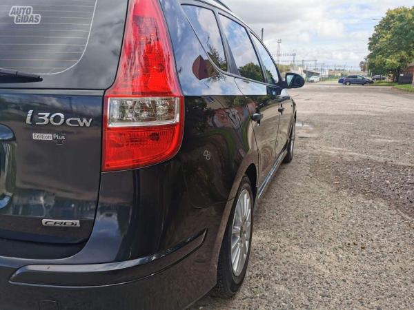 Black Hyundai i30 2011 in Siauliai, with an engine capacity of 1.60 L and mileage of 268 thousand km for 4500 €, photo 7 on AUTOMOTO.COM.LV