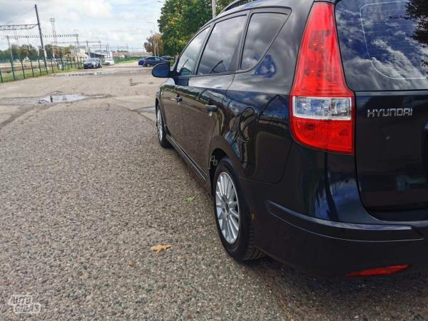 Black Hyundai i30 2011 in Siauliai, with an engine capacity of 1.60 L and mileage of 268 thousand km for 4500 €, photo 10 on AUTOMOTO.COM.LV