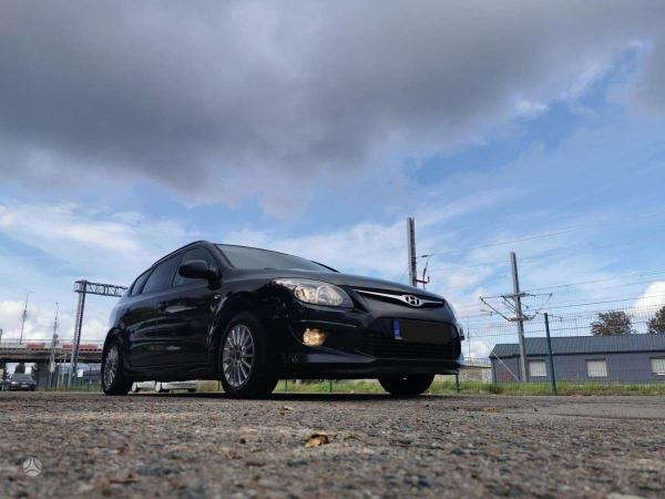 Black Hyundai i30 2011 in Siauliai, with an engine capacity of 1.60 L and mileage of 268 thousand km for 4500 €, photo 1 on AUTOMOTO.COM.LV