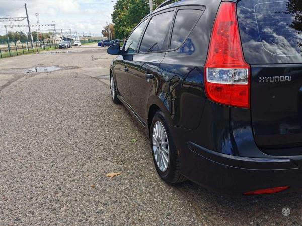 Black Hyundai i30 2011 in Siauliai, with an engine capacity of 1.60 L and mileage of 268 thousand km for 4500 €, photo 9 on AUTOMOTO.COM.LV