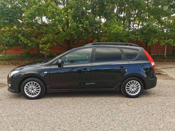 Black Hyundai i30 2011 in Siauliai, with an engine capacity of 1.60 L and mileage of 268 thousand km for 4500 €, photo 10 on AUTOMOTO.COM.LV