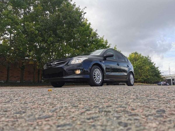 Black Hyundai i30 2011 in Siauliai, with an engine capacity of 1.60 L and mileage of 268 thousand km for 4500 €, photo 11 on AUTOMOTO.COM.LV