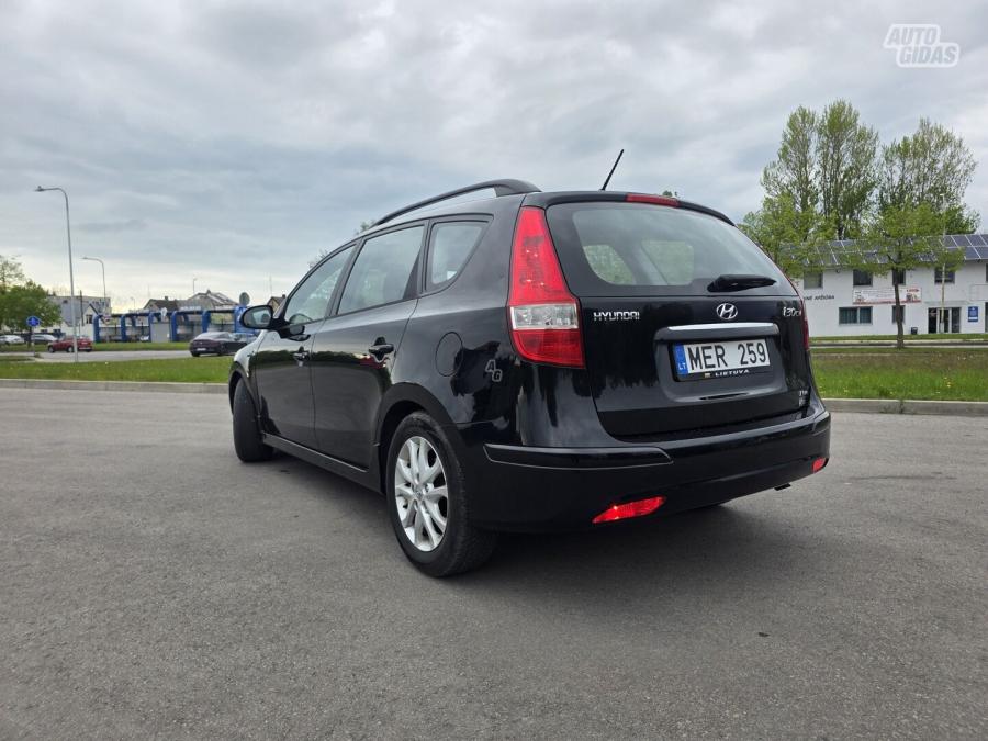 Black Hyundai i30 2012 in Panevezys, with an engine capacity of 1.60 L and mileage of 250 thousand km for 2800 €, photo 3 on AUTOMOTO.COM.LV