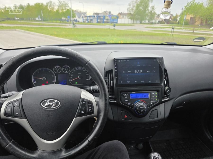 Black Hyundai i30 2012 in Panevezys, with an engine capacity of 1.60 L and mileage of 250 thousand km for 2800 €, photo 24 on AUTOMOTO.COM.LV