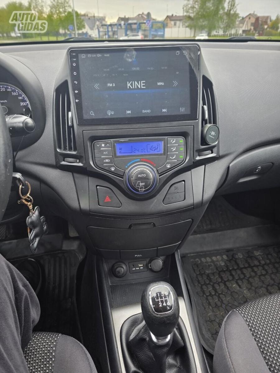 Black Hyundai i30 2012 in Panevezys, with an engine capacity of 1.60 L and mileage of 250 thousand km for 2800 €, photo 26 on AUTOMOTO.COM.LV