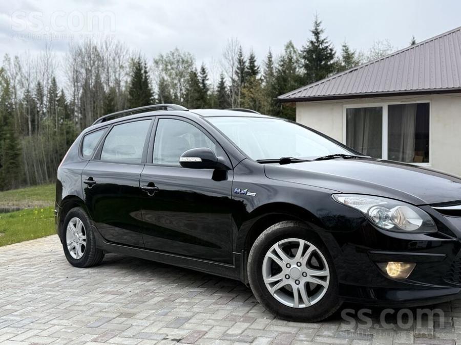 Black Hyundai i30 2012 in Cesis, with an engine capacity of 1.60 L and mileage of 301 thousand km for 3100 €, photo 3 on AUTOMOTO.COM.LV