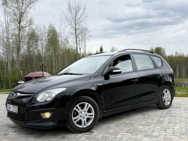 Black Hyundai i30 2012 in Cesis, with an engine capacity of 1.60 L and mileage of 301 thousand km for 3100 €, photo 4 on AUTOMOTO.COM.LV