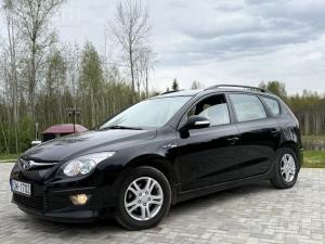 Black Hyundai i30 2012 in Cesis, with an engine capacity of 1.60 L and mileage of 301 thousand km for 3100 €, photo 5 on AUTOMOTO.COM.LV