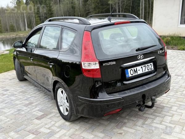 Black Hyundai i30 2012 in Cesis, with an engine capacity of 1.60 L and mileage of 301 thousand km for 3100 €, photo 5 on AUTOMOTO.COM.LV