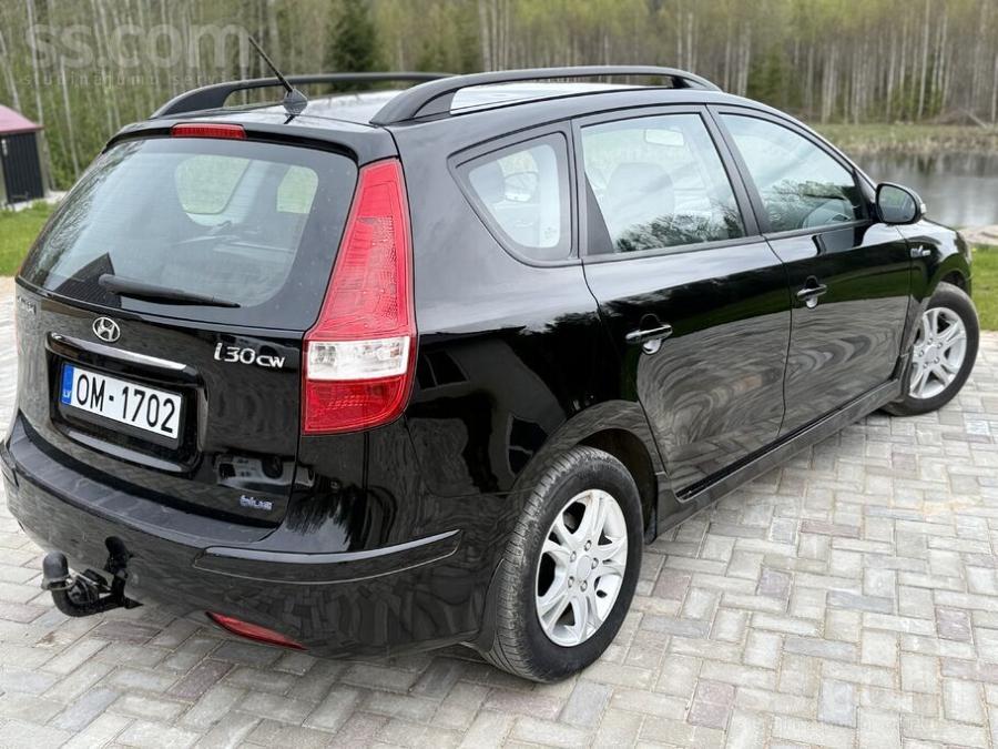 Black Hyundai i30 2012 in Cesis, with an engine capacity of 1.60 L and mileage of 301 thousand km for 3100 €, photo 7 on AUTOMOTO.COM.LV