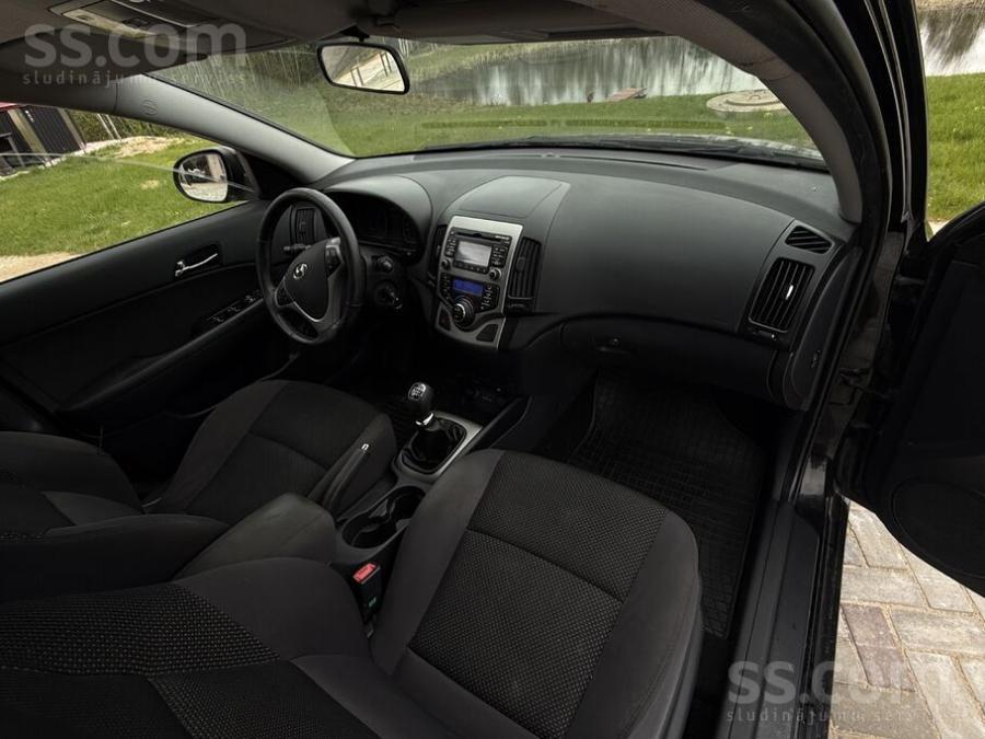 Black Hyundai i30 2012 in Cesis, with an engine capacity of 1.60 L and mileage of 301 thousand km for 3100 €, photo 8 on AUTOMOTO.COM.LV