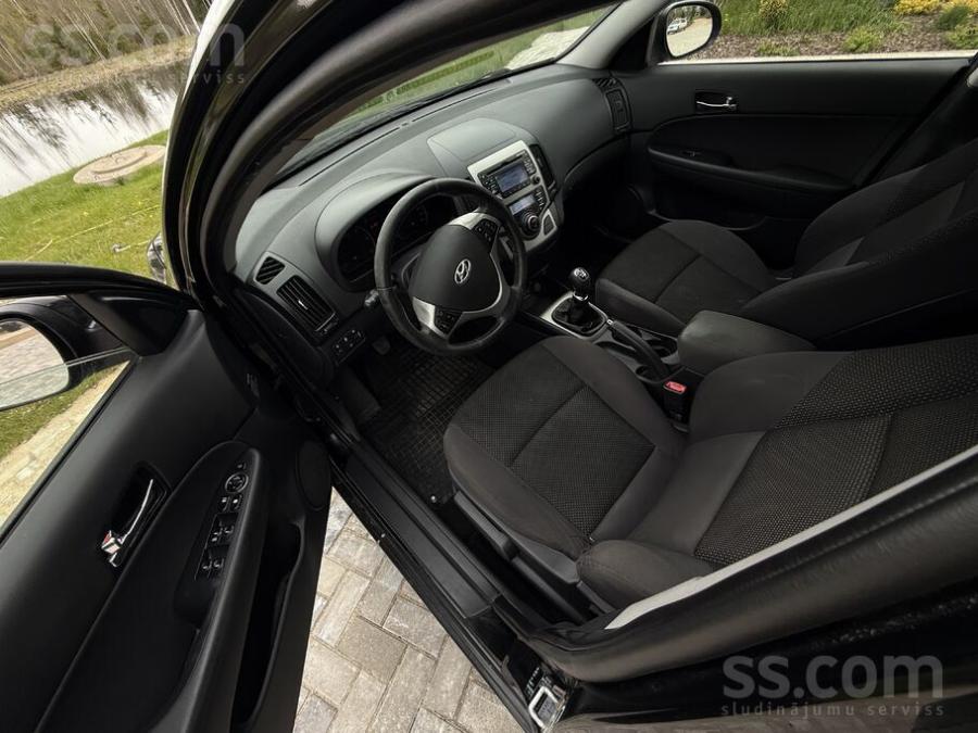 Black Hyundai i30 2012 in Cesis, with an engine capacity of 1.60 L and mileage of 301 thousand km for 3100 €, photo 9 on AUTOMOTO.COM.LV