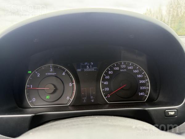 Black Hyundai i30 2012 in Cesis, with an engine capacity of 1.60 L and mileage of 301 thousand km for 3100 €, photo 9 on AUTOMOTO.COM.LV