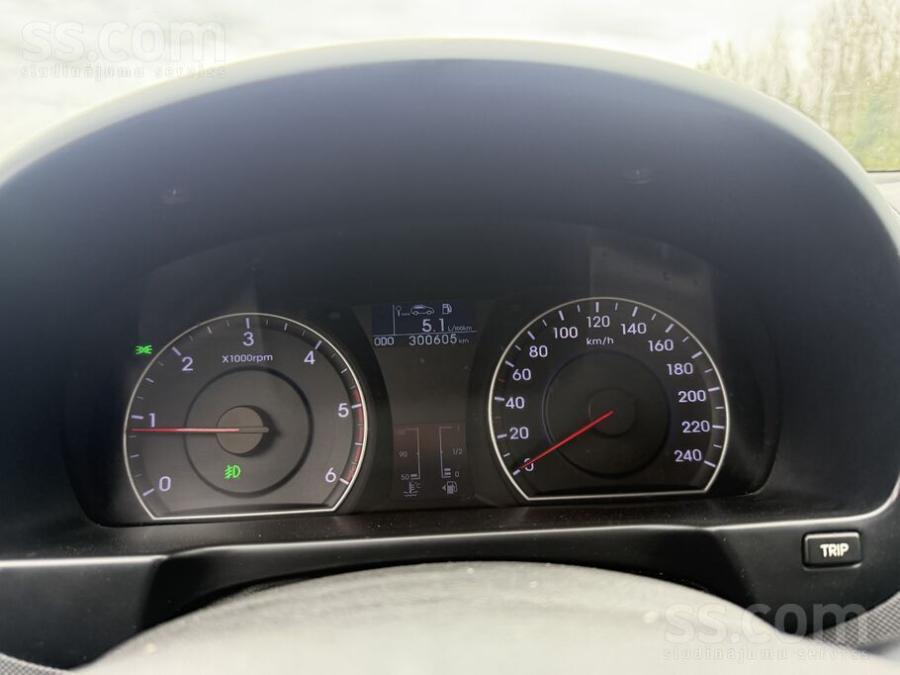 Black Hyundai i30 2012 in Cesis, with an engine capacity of 1.60 L and mileage of 301 thousand km for 3100 €, photo 10 on AUTOMOTO.COM.LV
