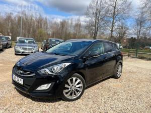 Black Hyundai i30 2012 in Kuldiga, with an engine capacity of 1.60 L and mileage of 284 thousand km for 4690 €, photo 3 on AUTOMOTO.COM.LV