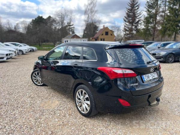 Black Hyundai i30 2012 in Kuldiga, with an engine capacity of 1.60 L and mileage of 284 thousand km for 4690 €, photo 3 on AUTOMOTO.COM.LV