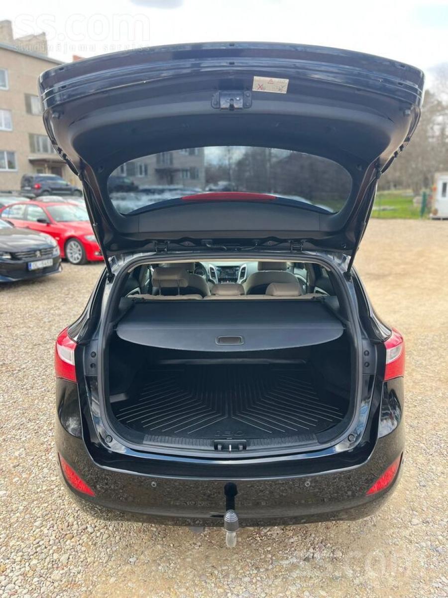 Black Hyundai i30 2012 in Kuldiga, with an engine capacity of 1.60 L and mileage of 284 thousand km for 4690 €, photo 12 on AUTOMOTO.COM.LV