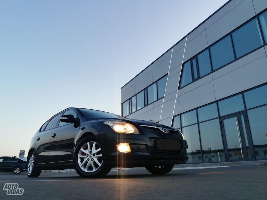 Black Hyundai i30 2012 in Siauliai, with an engine capacity of 1.60 L and mileage of 251 thousand km for 4300 €, photo 1 on AUTOMOTO.COM.LV
