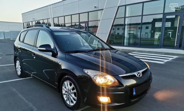 Black Hyundai i30 2012 in Siauliai, with an engine capacity of 1.60 L and mileage of 251 thousand km for 4300 €, photo 2 on AUTOMOTO.COM.LV