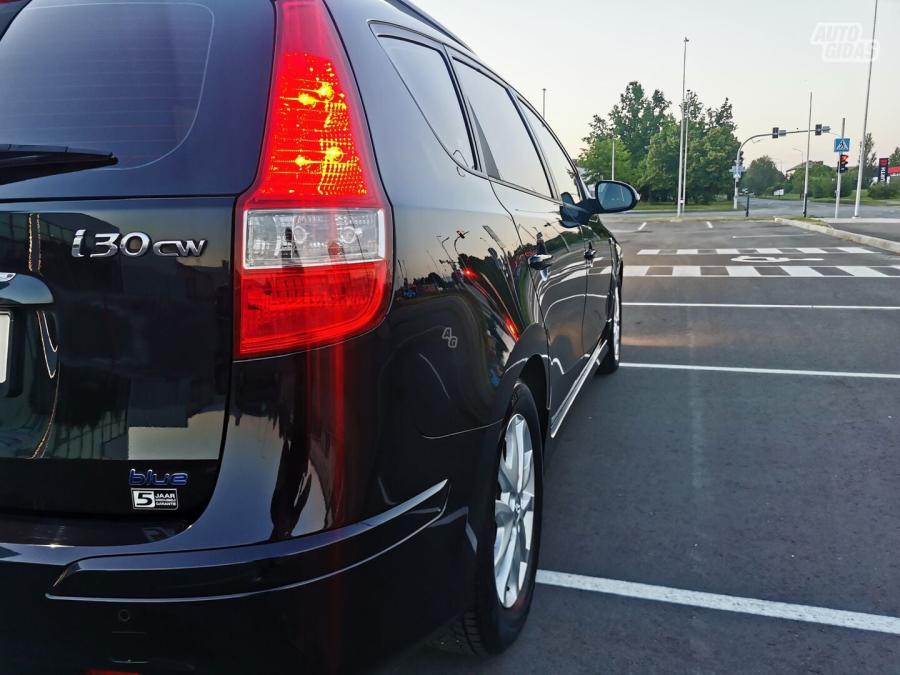 Black Hyundai i30 2012 in Siauliai, with an engine capacity of 1.60 L and mileage of 251 thousand km for 4300 €, photo 5 on AUTOMOTO.COM.LV