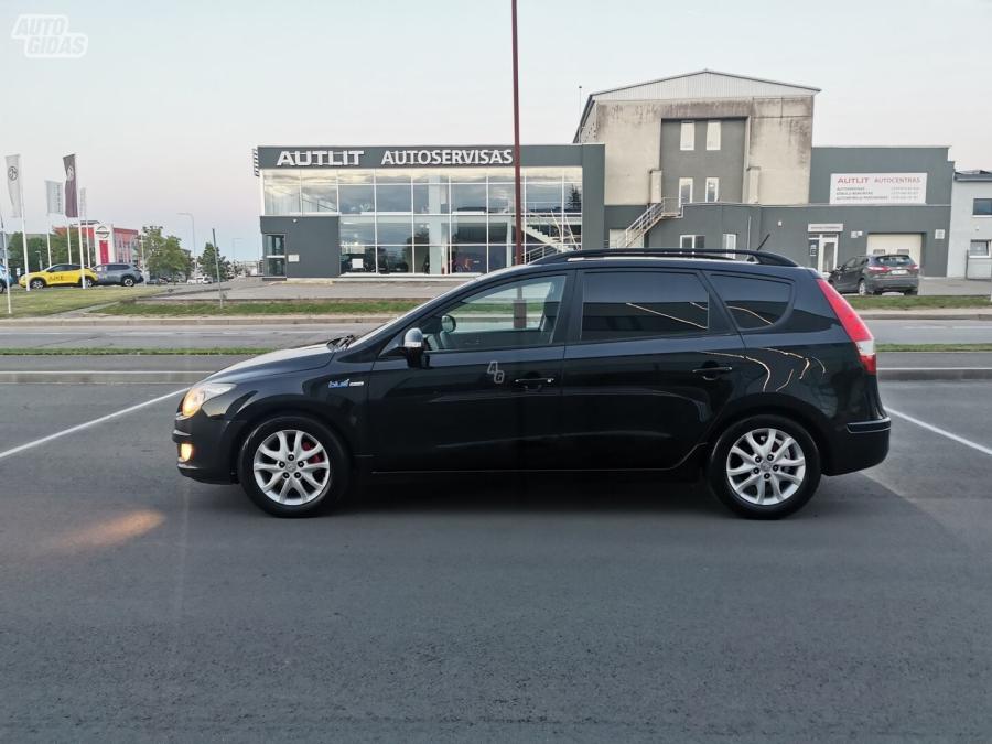 Black Hyundai i30 2012 in Siauliai, with an engine capacity of 1.60 L and mileage of 251 thousand km for 4300 €, photo 9 on AUTOMOTO.COM.LV