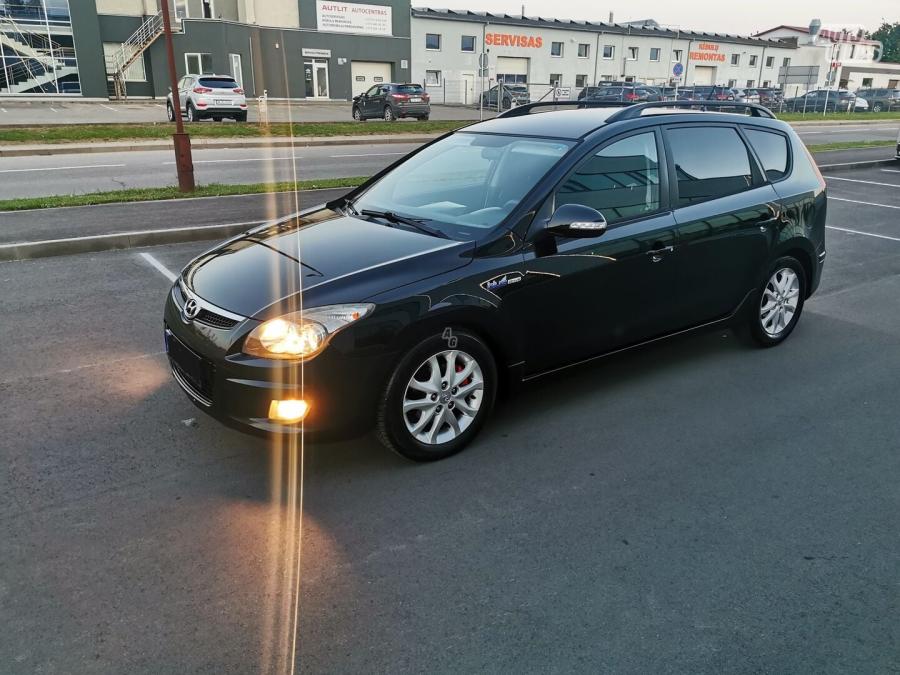 Black Hyundai i30 2012 in Siauliai, with an engine capacity of 1.60 L and mileage of 251 thousand km for 4300 €, photo 10 on AUTOMOTO.COM.LV